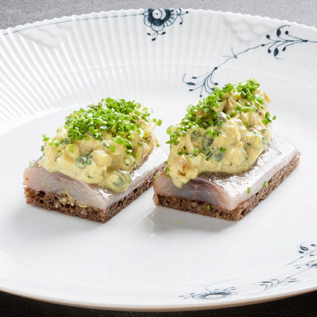 Marinerede Kryddersild med æble/karrysalat - Tenax