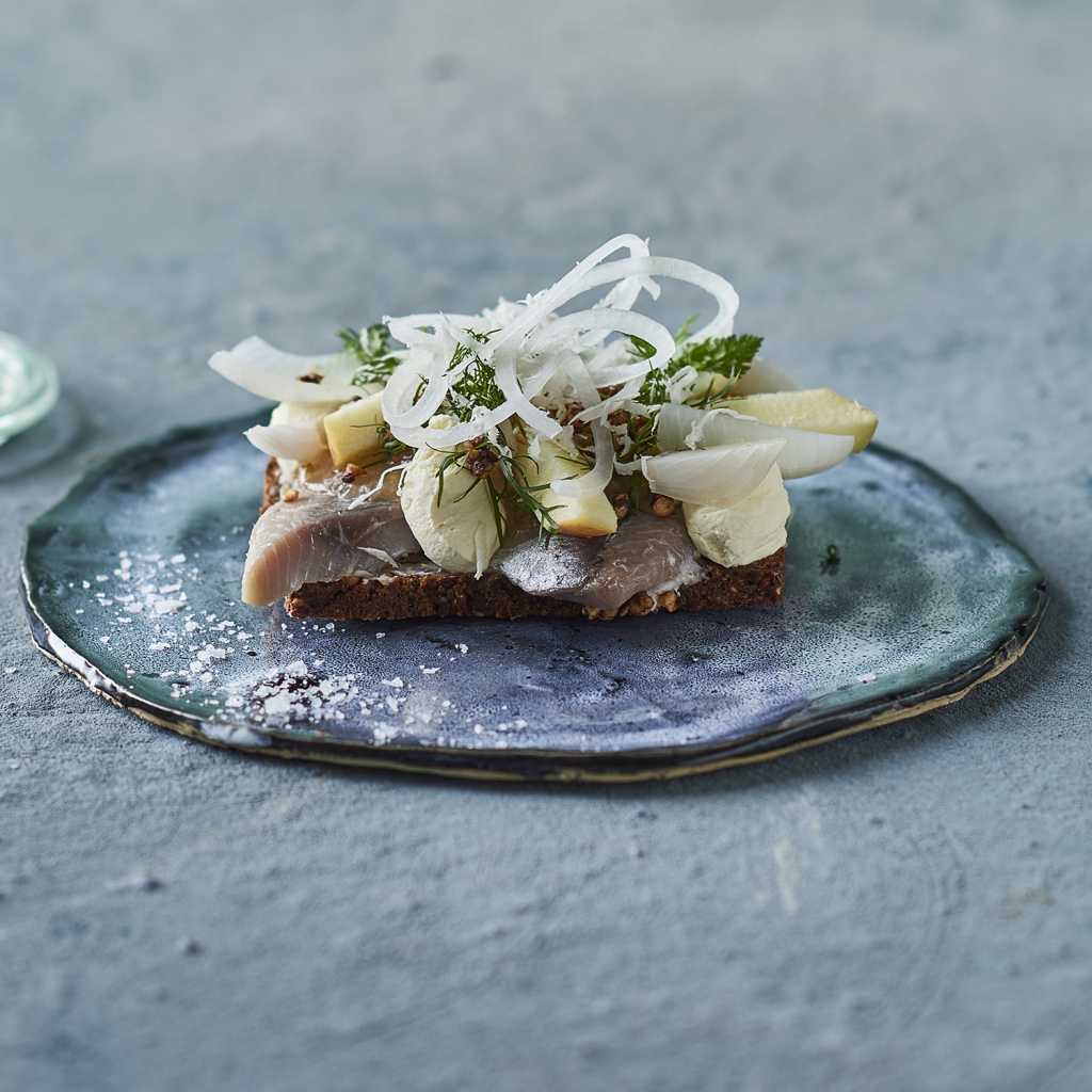 Årets Sild 2022 med stikkelsbær, fed creme fraiche, sprøde ...