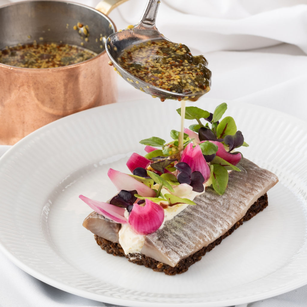 Årets Sild 2024 med friskostcreme, blommekompot og sennepssauce - Tenax